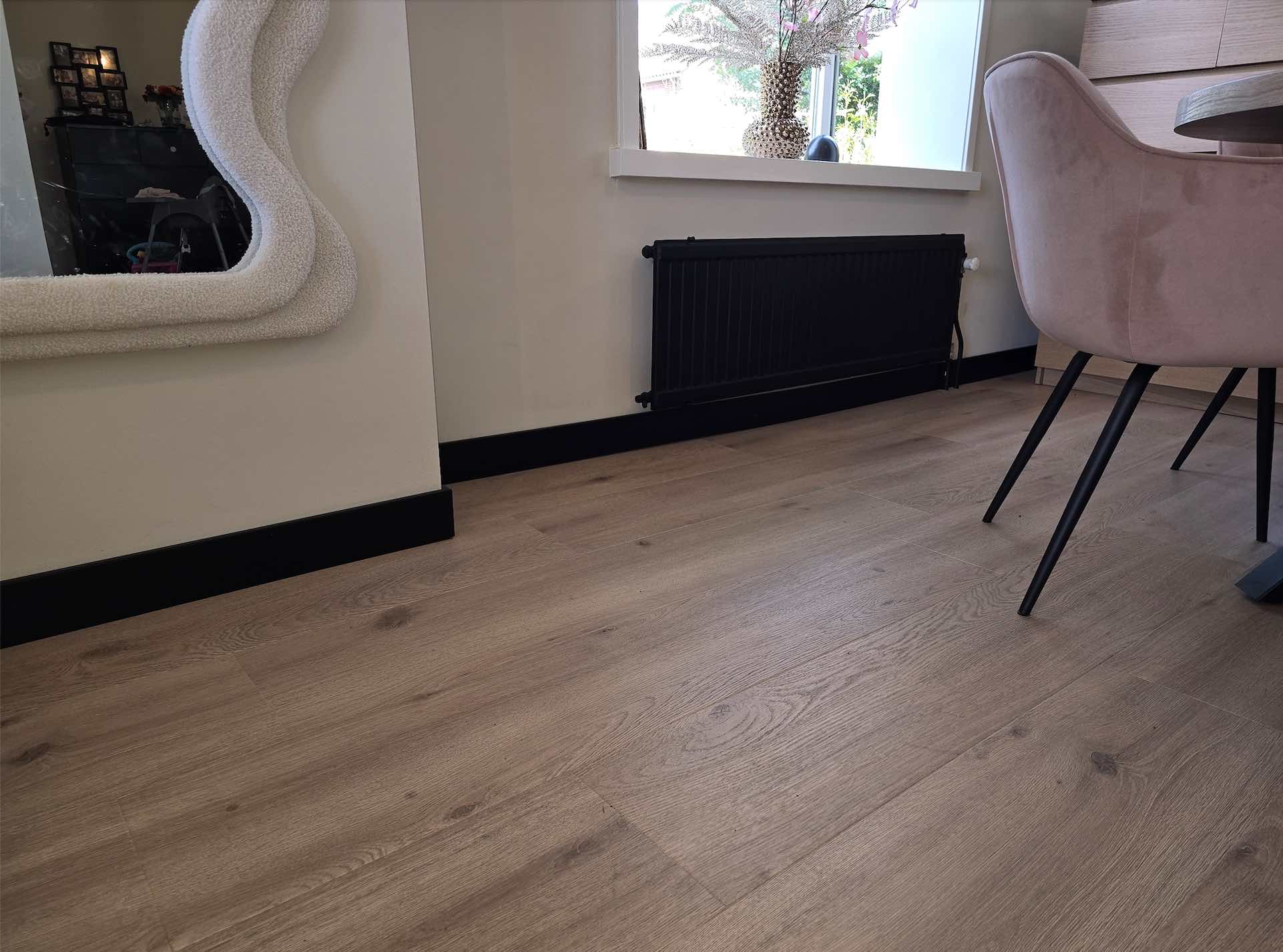 Zwarte plinten in jouw woonkamer - Plinten professional